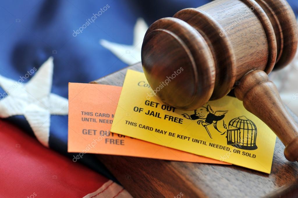 Ellow y naranja jugando a las cartas con mazo encima de la bandera de ...