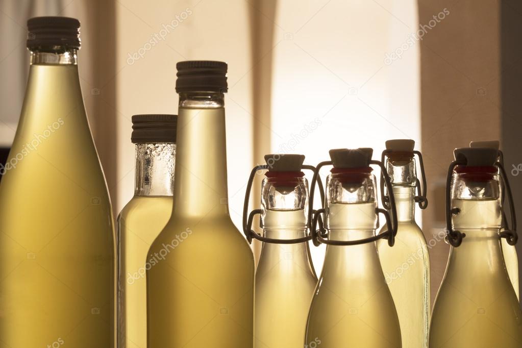 Frascos llenos de jarabe de saúco contra la luz 2025