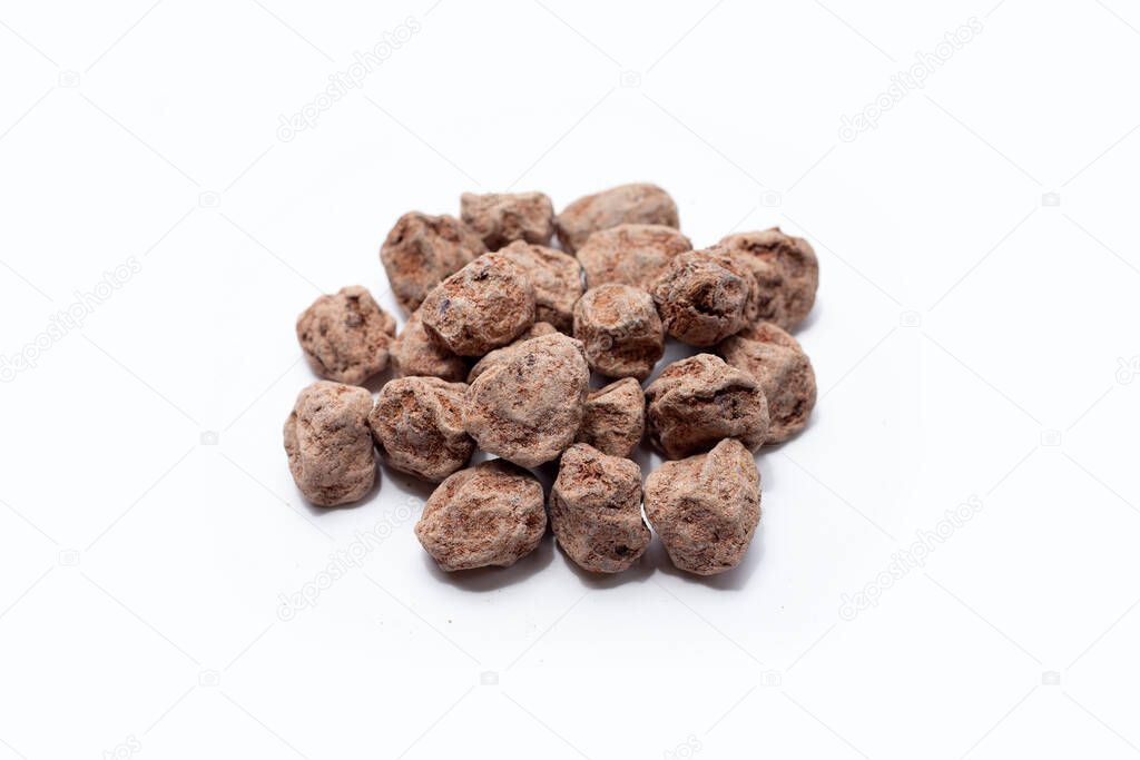 Ciruela china seca y salada aislada sobre fondo blanco 2024