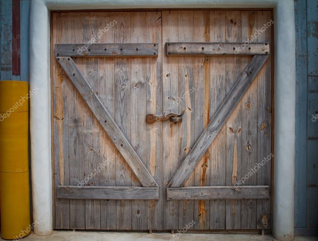 Puerta de granja de madera. 2024