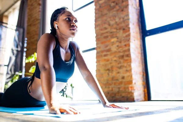mujer práctico perro boca arriba pose urdhva mukha svanasana hacia ...
