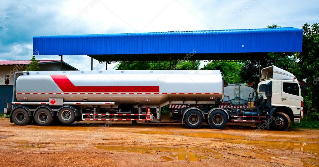 Samochód ciężarowy cysterna paliwa — Zdjęcie stockowe © cbenjasuwan ...