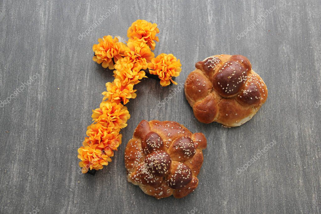 Delicioso y esponjoso pan de muerto recién hecho espolvoreado con ...