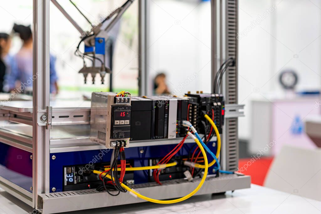 Controlador lógico programable PLC tecnología avanzada para el control de una amplia variedad de ...