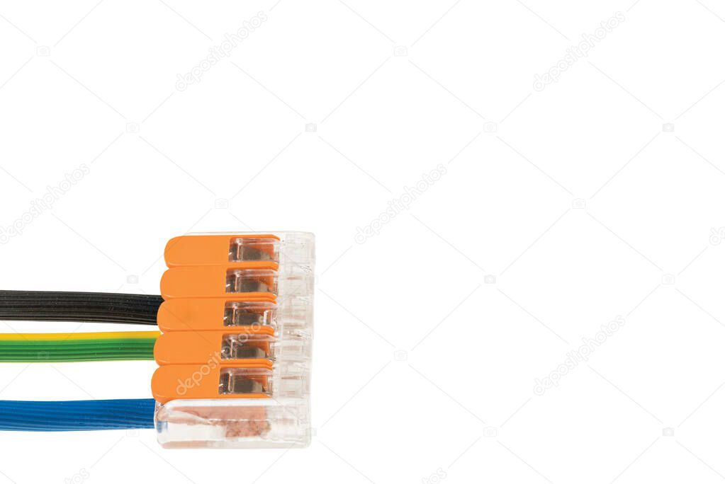 Vista cercana de los cables eléctricos conectados para el cableado ...