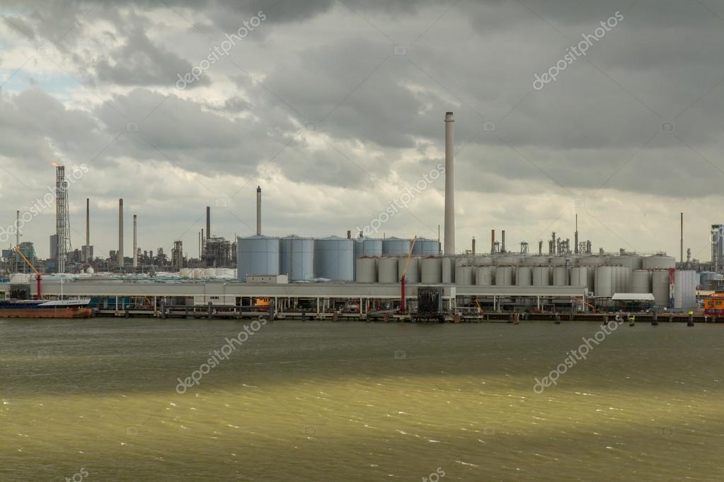 Oil refineries in the dutch harbor of Rotterdam – Stock Editorial Photo ...