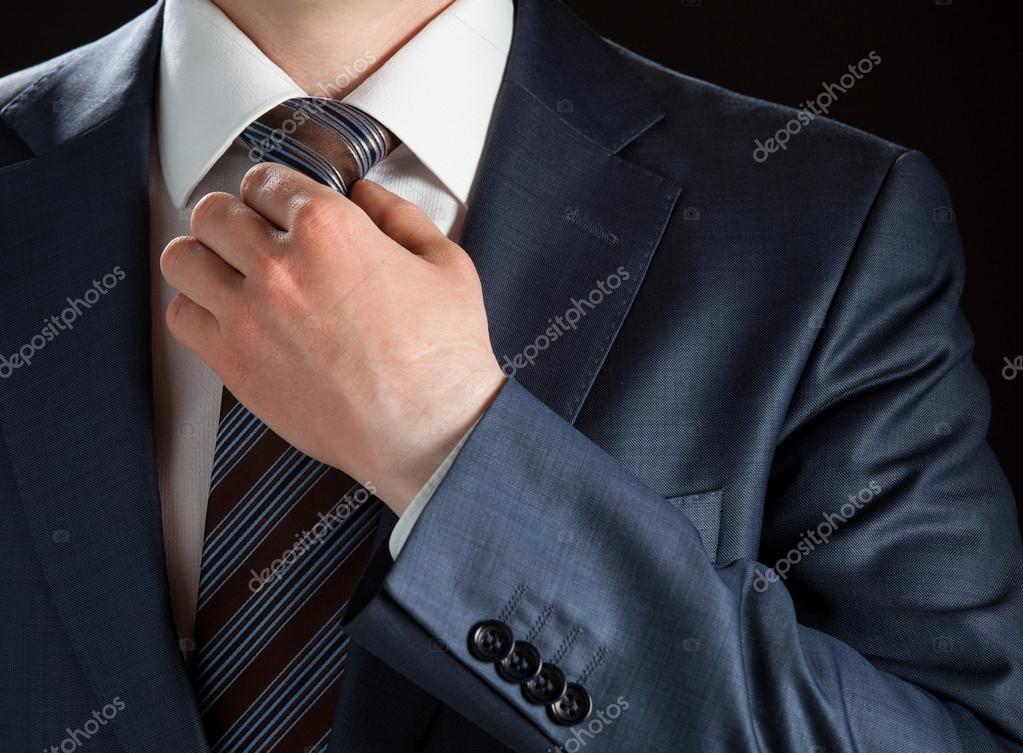 Empresario ajustando su corbata 2024