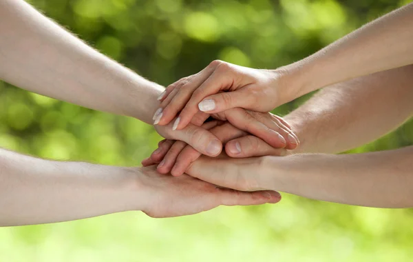 Manos agarradas fotos de stock, imágenes de Manos agarradas sin ...