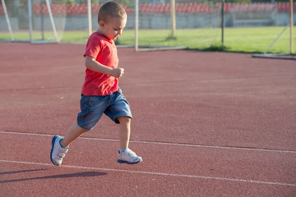 Fotos de Menino correndo, Imagens de Menino correndo sem royalties ...