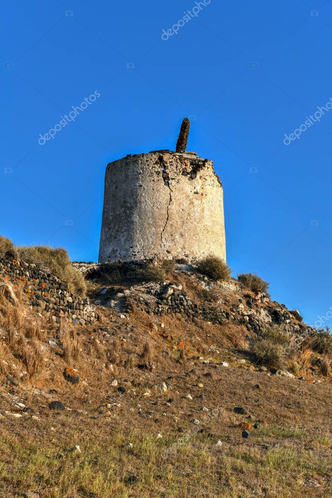 Ruinas del antiguo molino de viento abandonado en el pueblo de Emporio ...