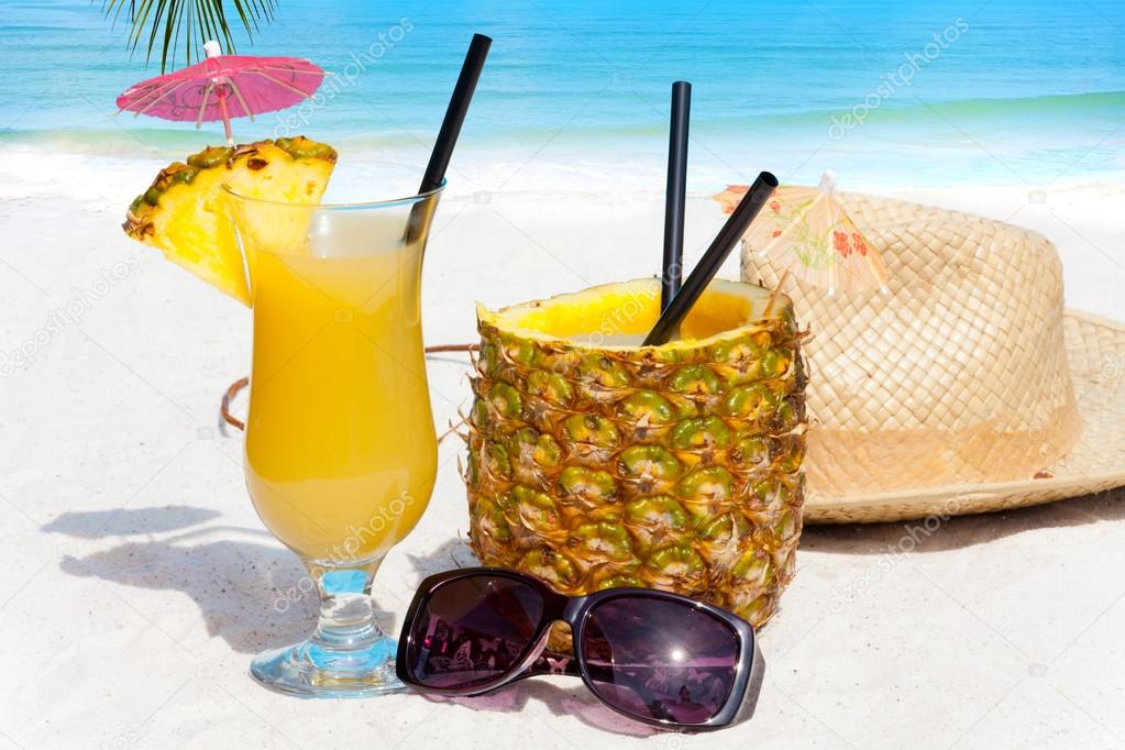 cocktails tropicaux sur la plage — Photographie TKphotography © #50054281