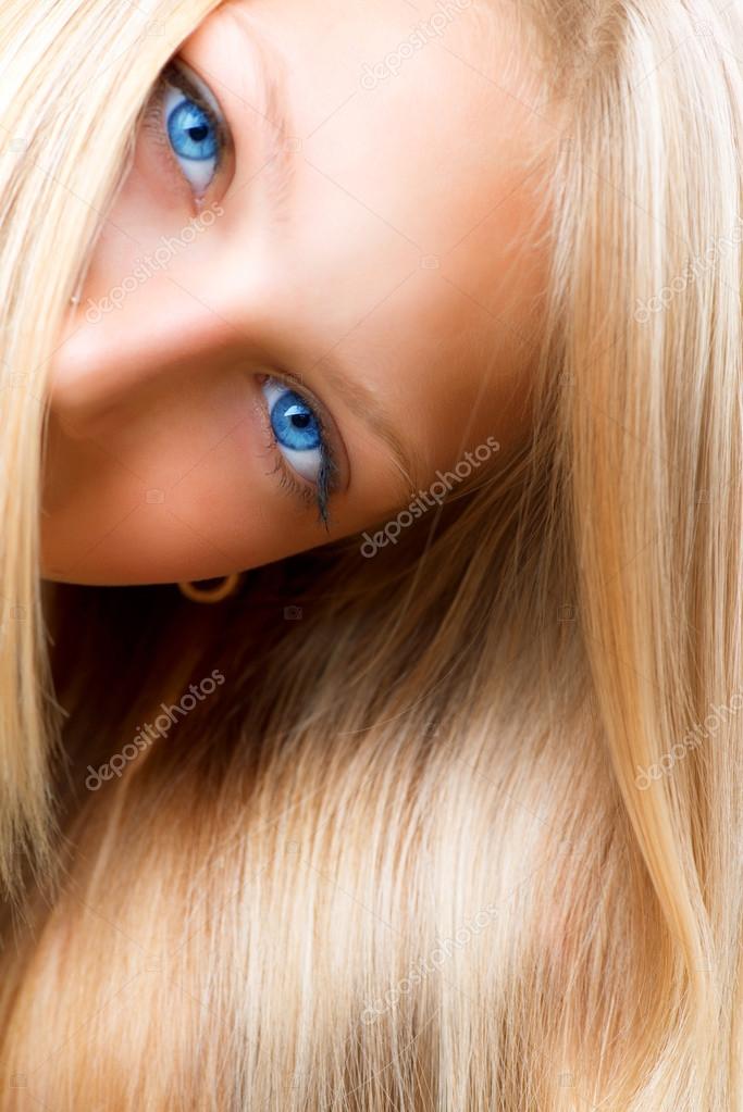 Blont Hår Blond Tjej Med Blå ögon — Stockfotografi © Subbotina 12801267