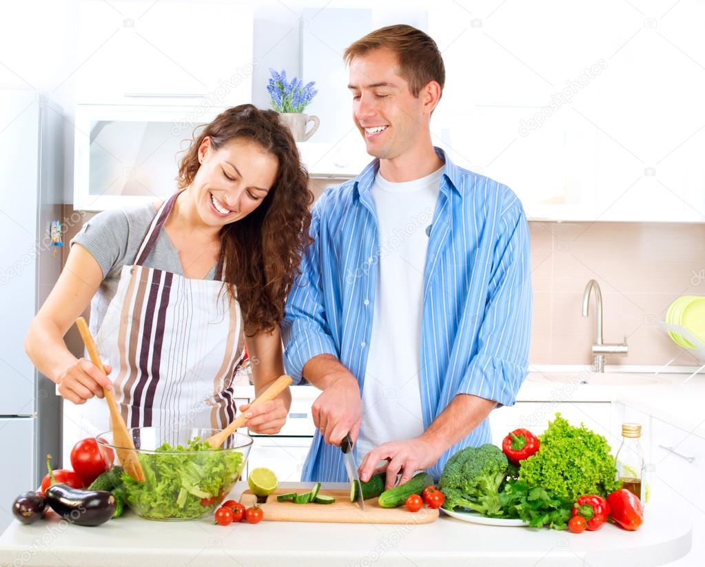 Pareja feliz cocinando juntos. Dieta. Comida saludable 2022