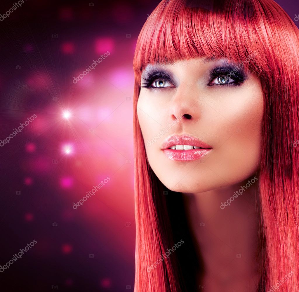 Retrato de modelo de pelo rojo. Hermosa chica con el pelo largo y ...