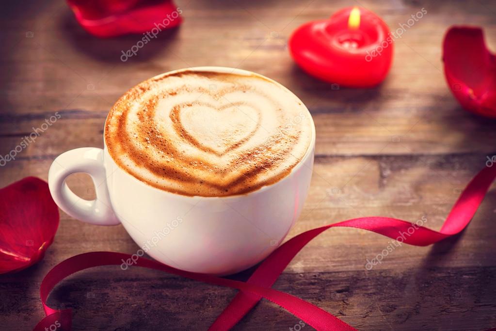 San Valentino Caffè o Cappuccino con cuore su schiuma - Foto Stock ...