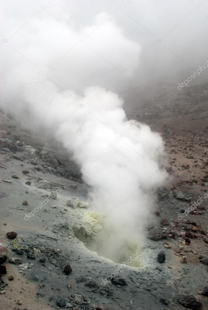 Volcanic vents with smoke, sulfur and ash. Located on Kamchatka — Stock ...