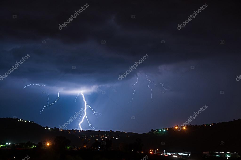 Un rayo cayendo al suelo: fotografía de stock © photomarcza #41828001 ...