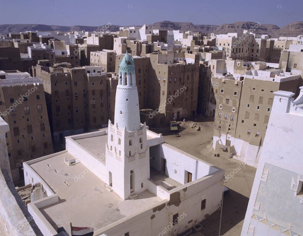 Mosque in the centre of Shibam, at the eastern end of the Rub el Kali desert, in the Wadi ...