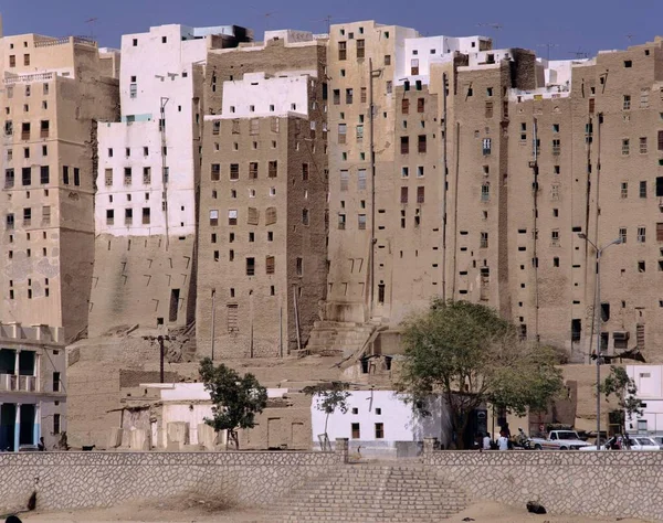 At the eastern end of the Rub el Kali Desert, in the Wadi Hadramaut ...