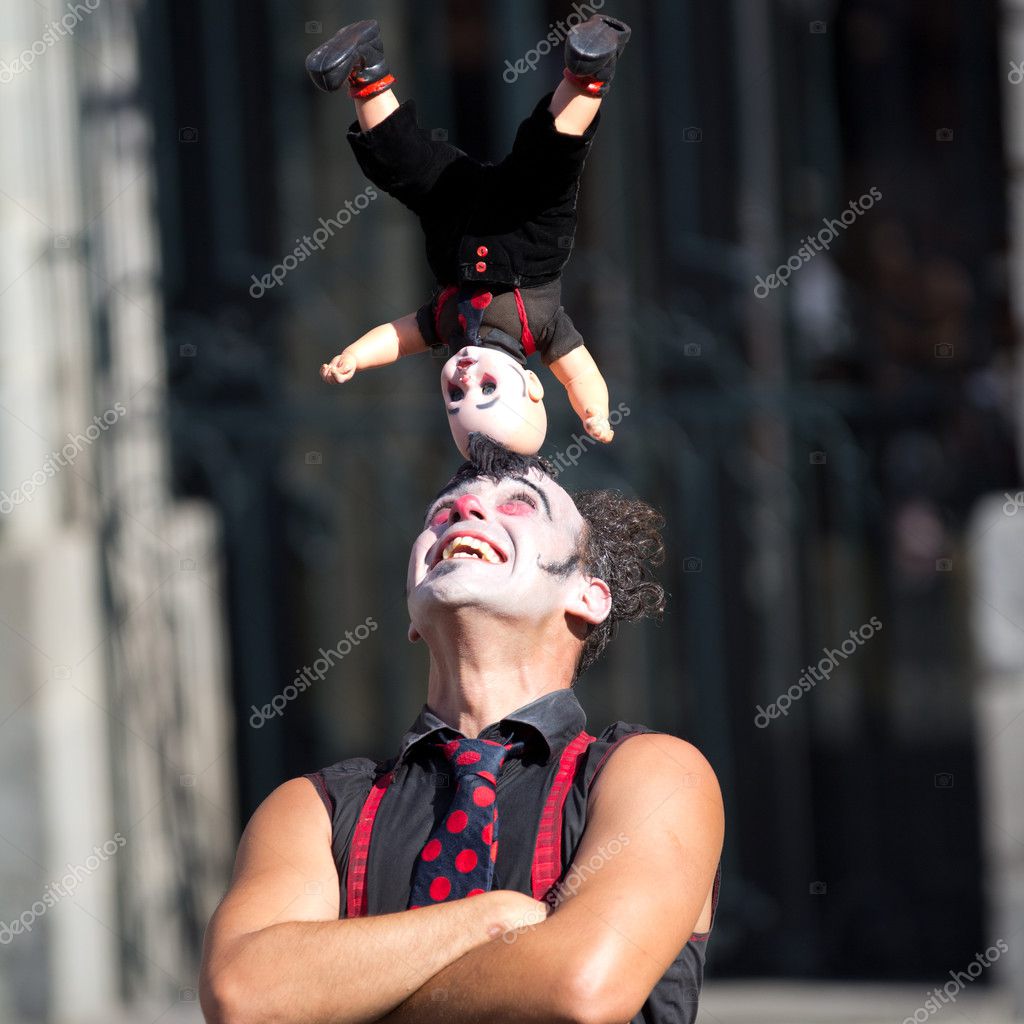 Doll on the head of a clown in the street. — Stock Editorial Photo ...