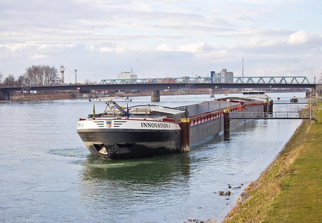 Binnenschiff Rhein — Redaktionelles Stockfoto © joymsk #23165678
