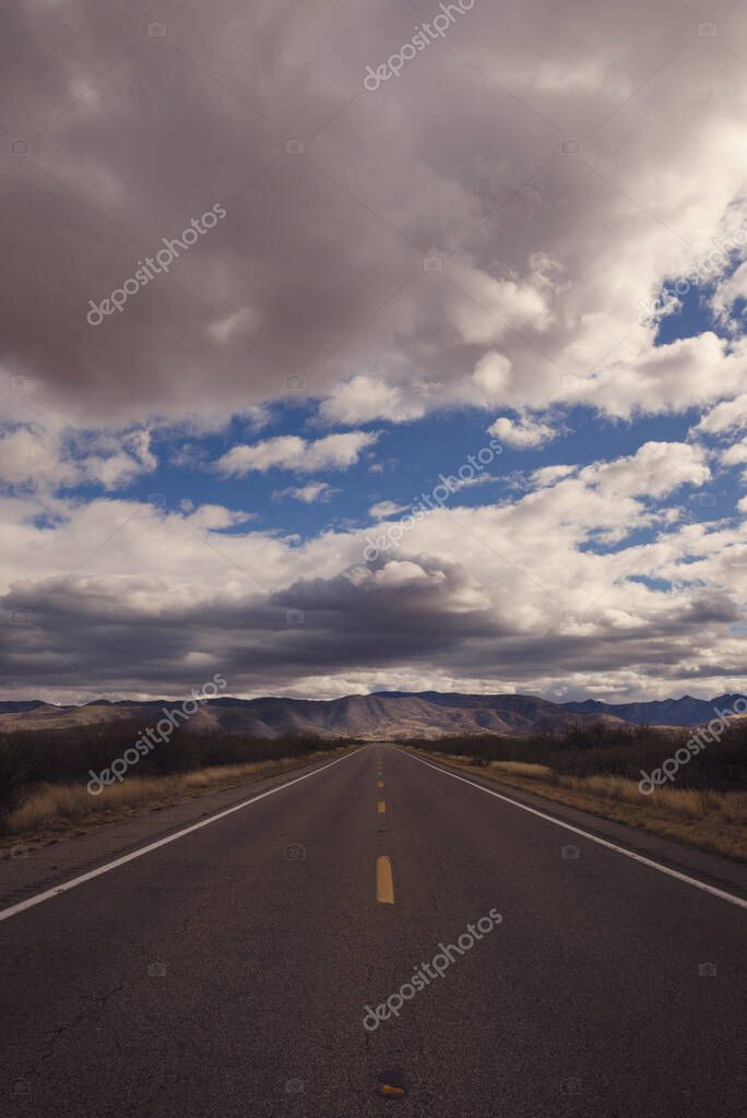 Paisaje de la carretera en la histórica ruta 80 en el estado de Arizona ...