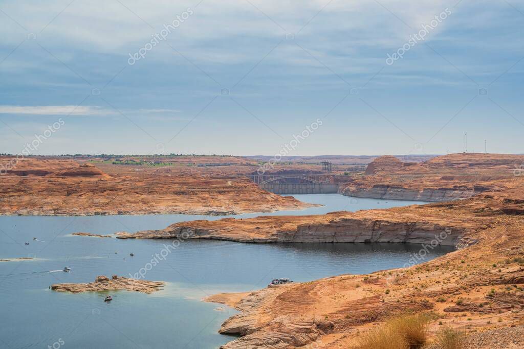 Un embalse artificial con un gran flujo refrescante de agua en el río ...