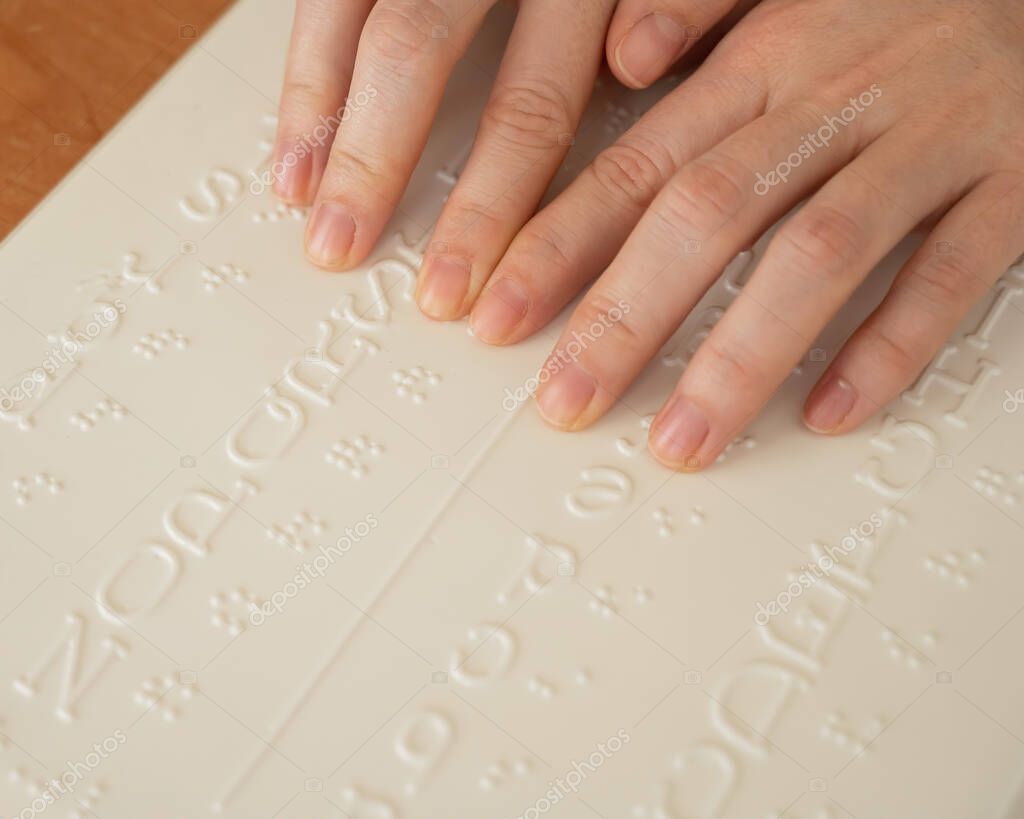 Una mujer aprende el alfabeto Braille usando un decodificador 2023