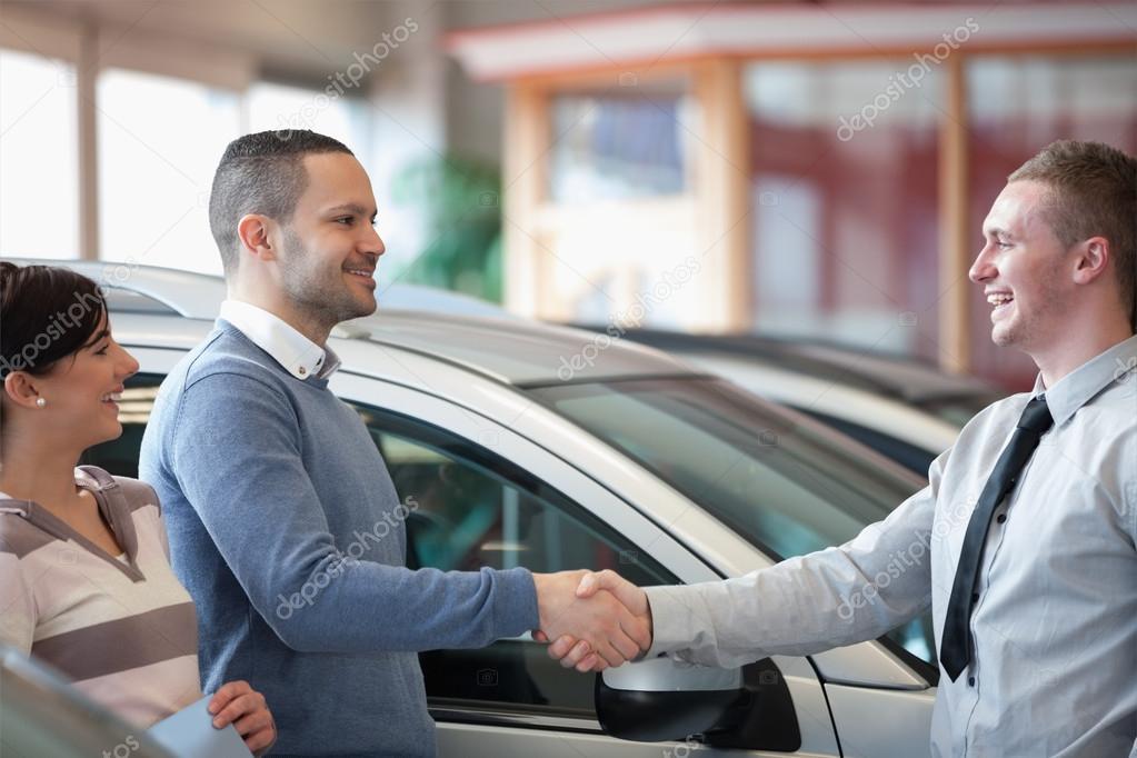 Vendedor sonriente dándole la mano a un cliente — Foto de stock ...