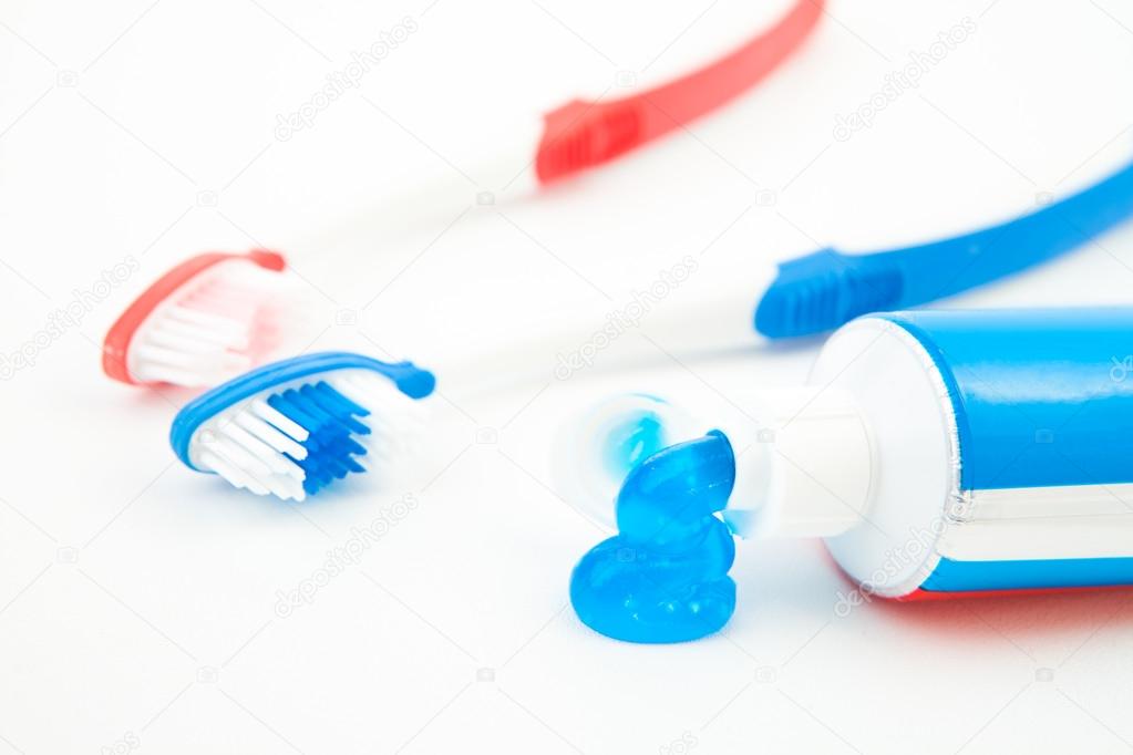 Two toothbrushes next to a tube of toothpaste — Stock Photo ...