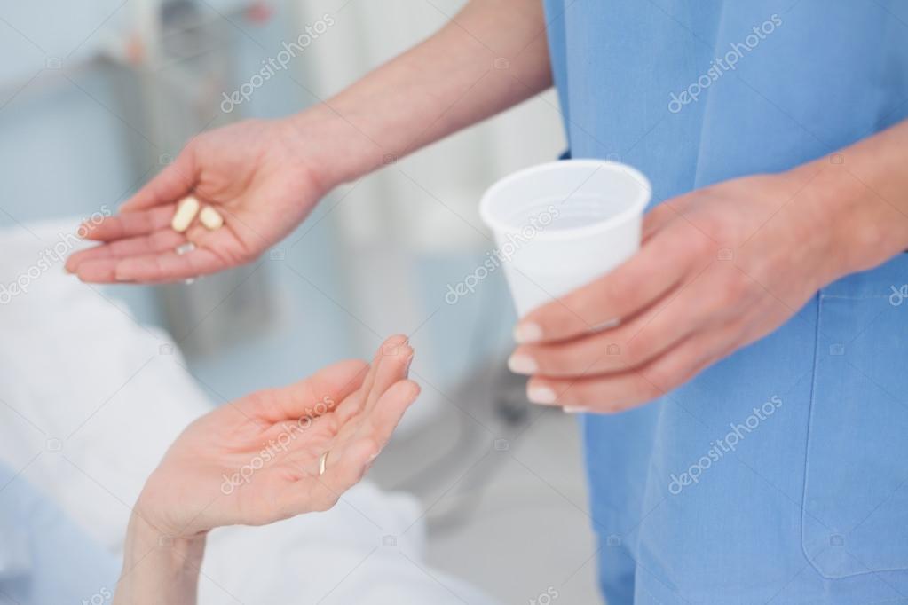 enfermera dando medicamentos a un paciente — Foto stock ...