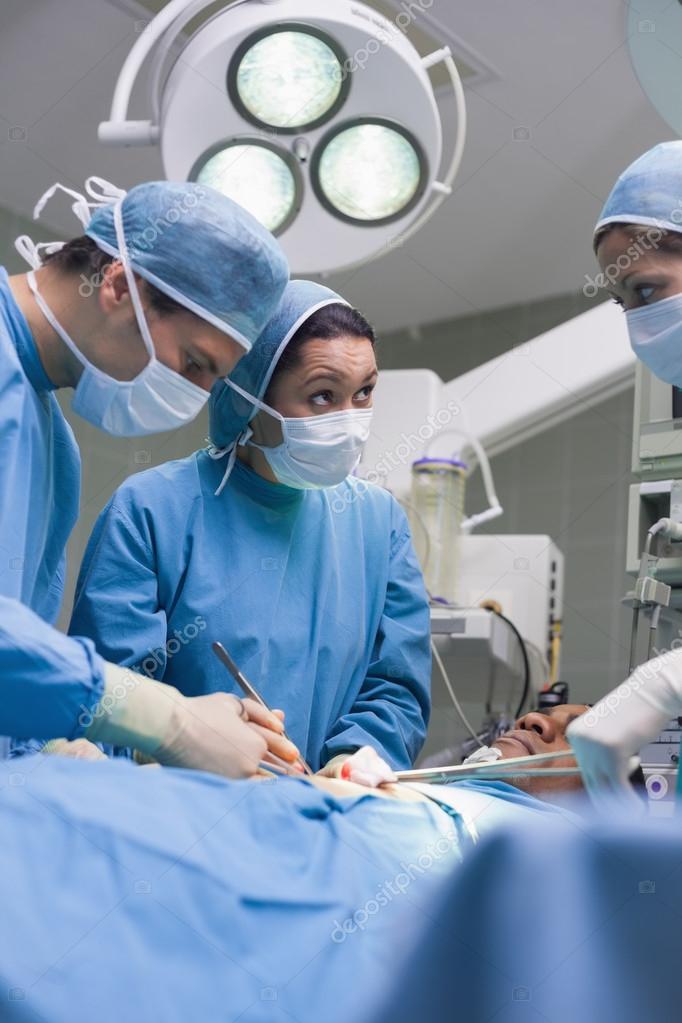 Médicos sérios, operando um instrumentos cirúrgicos — Fotografias de ...