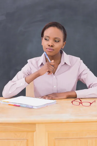 Maestra pensando fotos de stock, imágenes de Maestra pensando sin ...