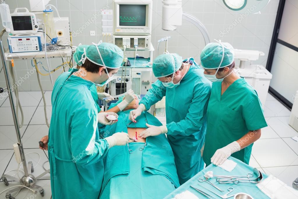 vista de alto ángulo del cirujano operando en un quirófano — Foto stock ...