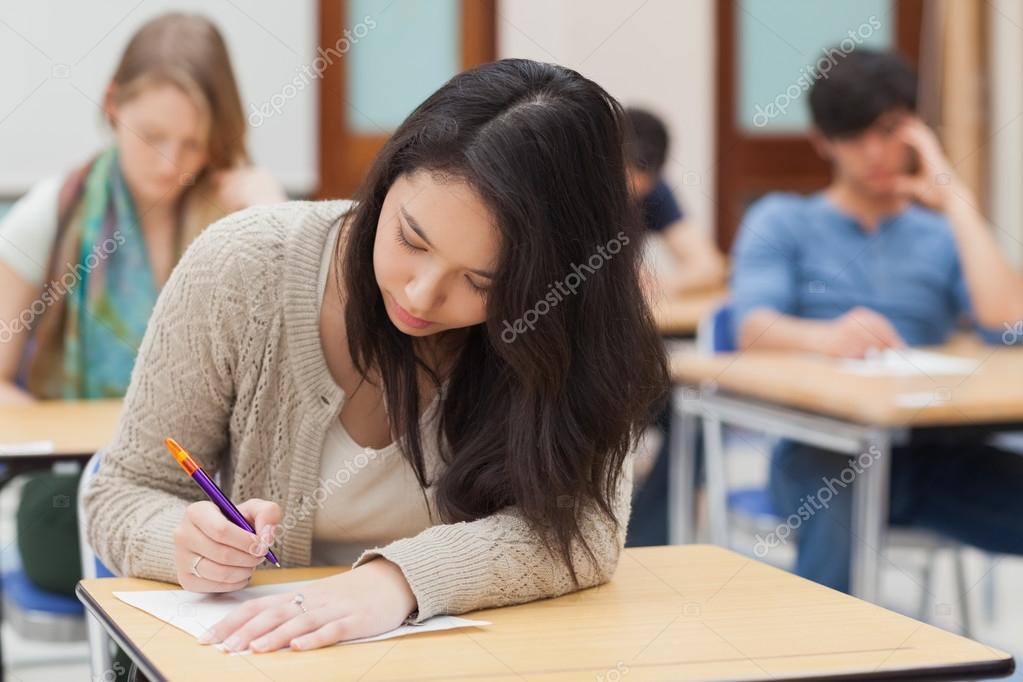Mujer haciendo un examen 2023