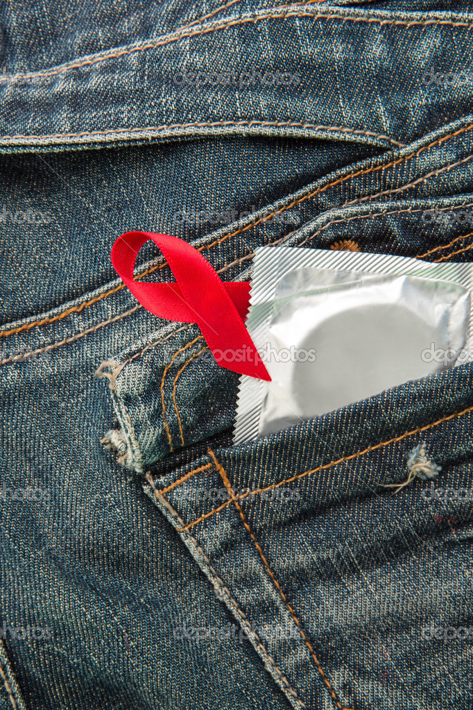 Condón en el bolsillo de jeans con cinta roja de conciencia 2023