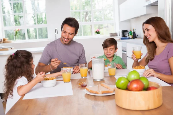 10,734,227 imágenes de Desayuno en familia libres de derechos ...