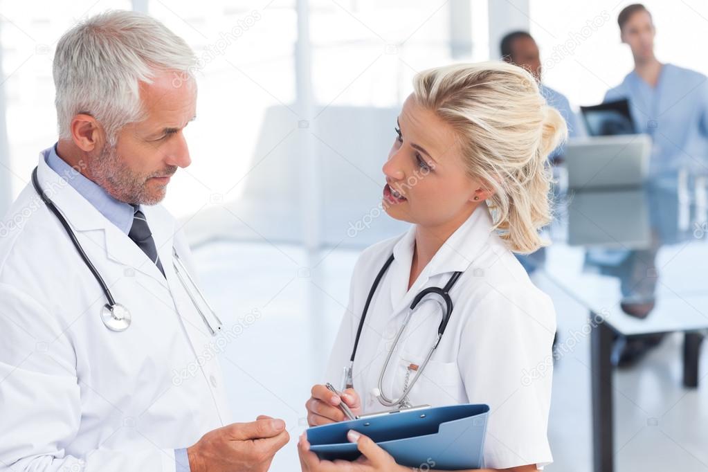 dos médicos hablando — Fotos de Stock © Wavebreakmedia #25724475