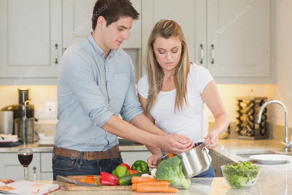Joven pareja cocinando juntos — Foto de Stock #25731135 — Depositphotos