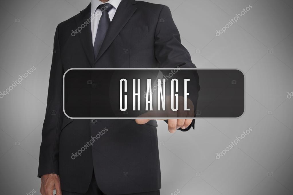 Empresario seleccionando la etiqueta con el cambio escrito en ella 2023