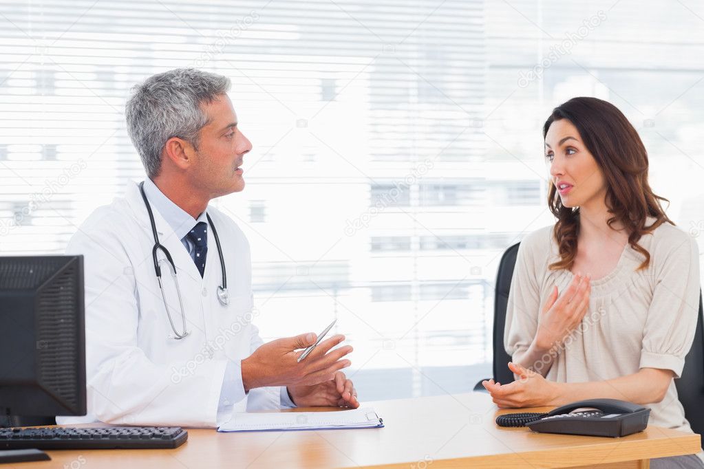 Paciente hablando con su médico sobre la enfermedad 2024