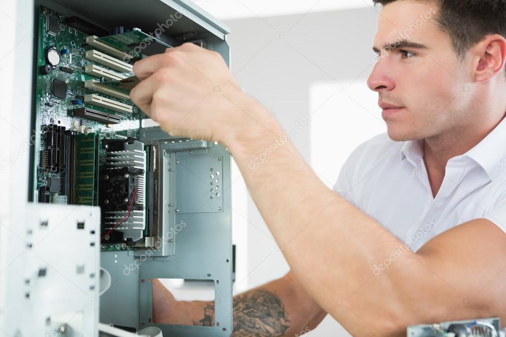 Ingeniero informático guapo frunciendo el ceño que trabaja en la ...