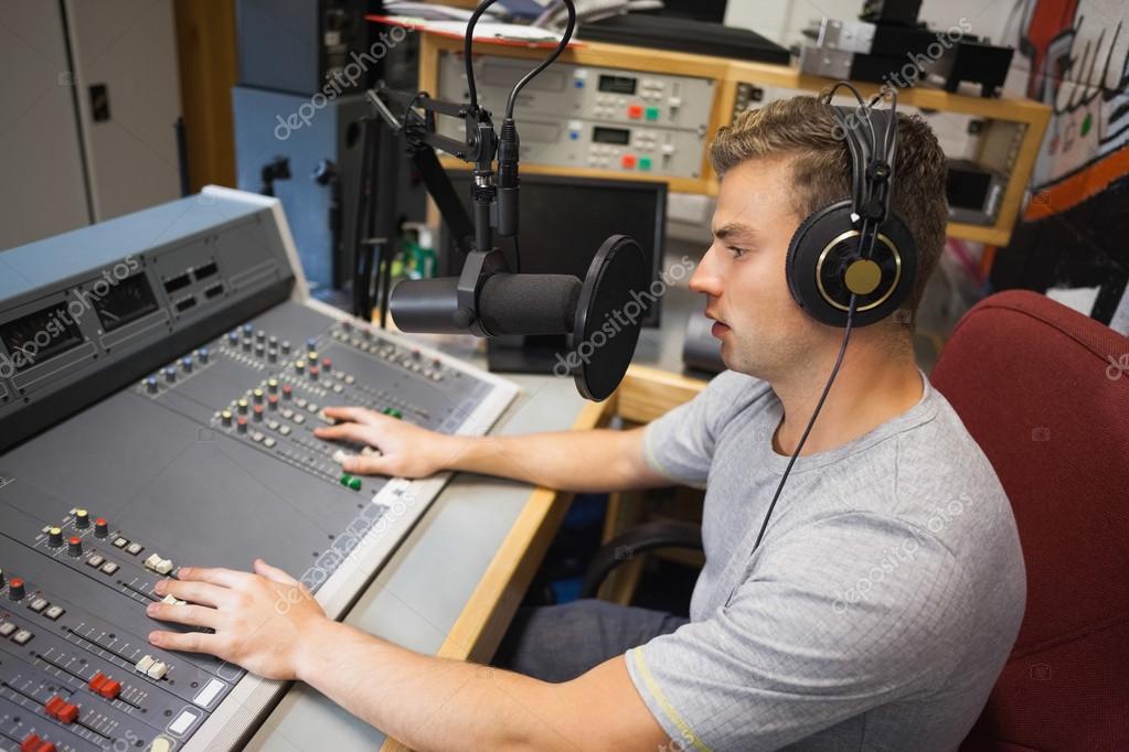 locutor de radio enfocada guapo moderando — Foto de stock ...
