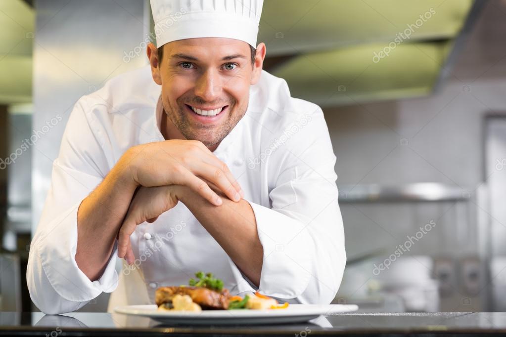 Smiling male chef with cooked food in kitchen — Stock Photo ... Smiling male chef with cooked food in kitchen — Stock Photo ...