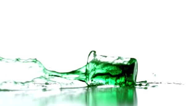 Beaker cayendo y derramando líquido verde — Vídeo de stock ...