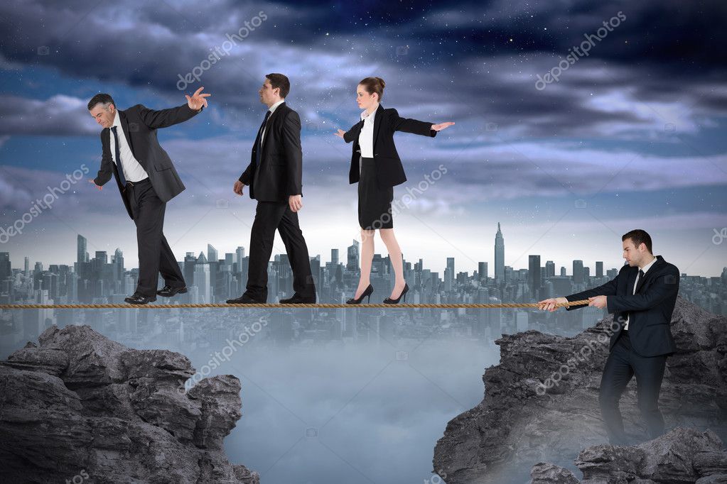 Joven empresario tirando de una cuerda floja para la gente de negocios 2023