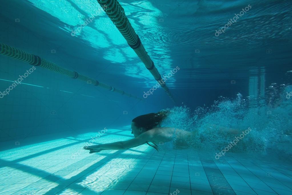 Bastante nadador nadando bajo el agua en bikini: fotografía de stock ...