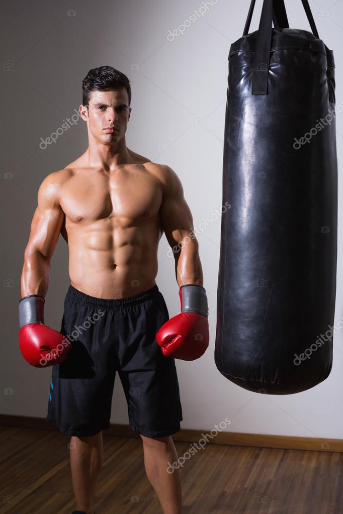 Boxer muscolare con sacco da boxe in palestra - Foto Stock: Foto ...