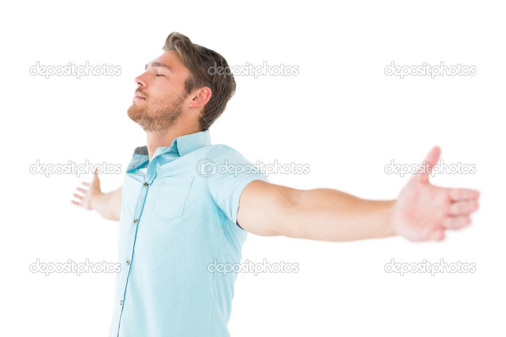 Guapo joven posando con los brazos extendidos: fotografía de stock ...