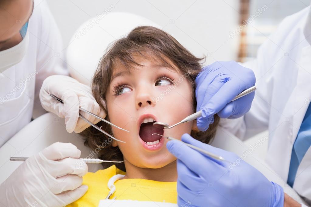 Dentist examining boys teeth — Stock Photo © Wavebreakmedia #51600113
